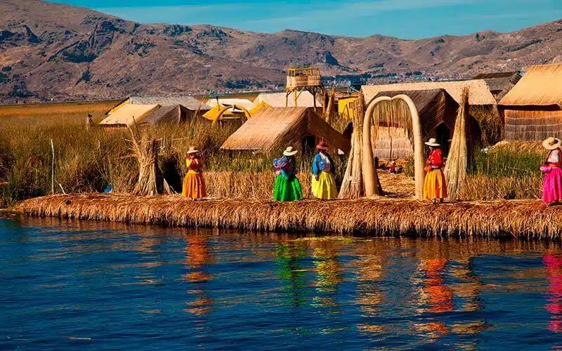 Islas Flotantes de los Uros: Cultura Viva en el Lago Titicaca